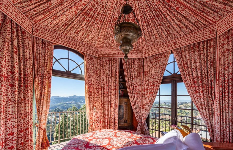 HOLLYWOOD HILLS CASTILLO DEL LAGO — Modern Living LA