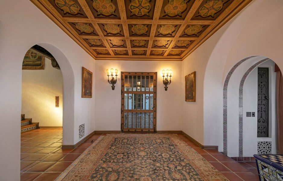 HOLLYWOOD HILLS CASTILLO DEL LAGO — Modern Living LA