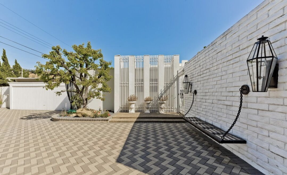 BEVERLY HILLS THE NANCY SINATRA HOUSE — Modern Living LA