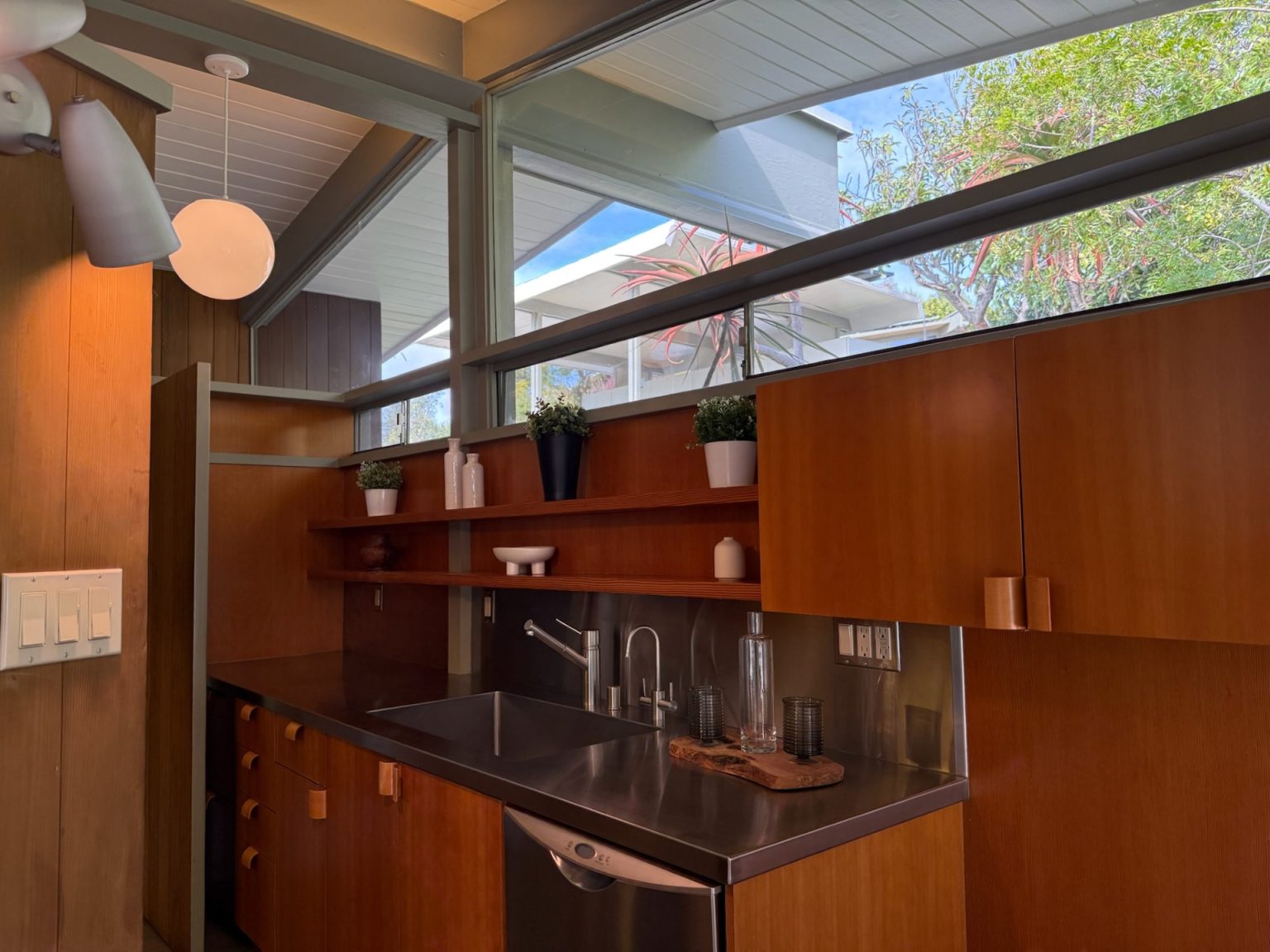 BRENTWOOD THE VOLK HOUSE A. QUINCY JONES & WHITNEY R. SMITH — Modern ...